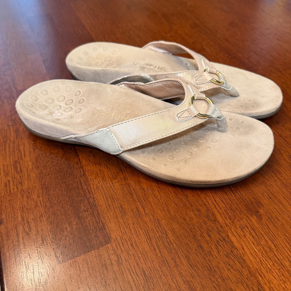 Vionic | Shoes | Vionic Elena Metallic Goldrose Gold Flip Flops Size 9 ...